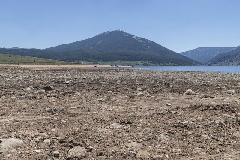 Crested Butte: A Mountain Range by the Lake HDRi Maps and Backplates