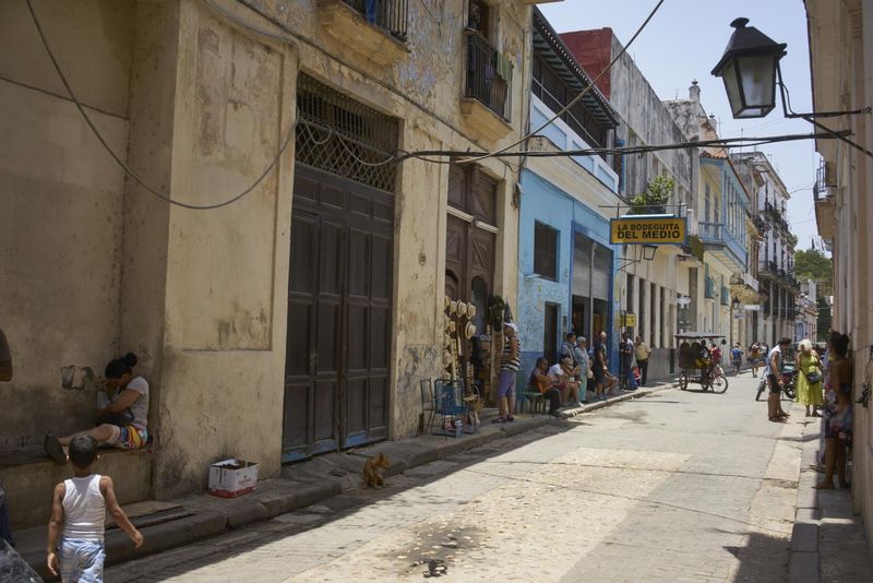 Cuban Alley Way Architecture in La Habana HDRi Maps and Backplates