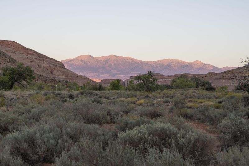 Dawn in the Utah Desert: Open Spaces and Red Rocks HDRi Maps and Backplates