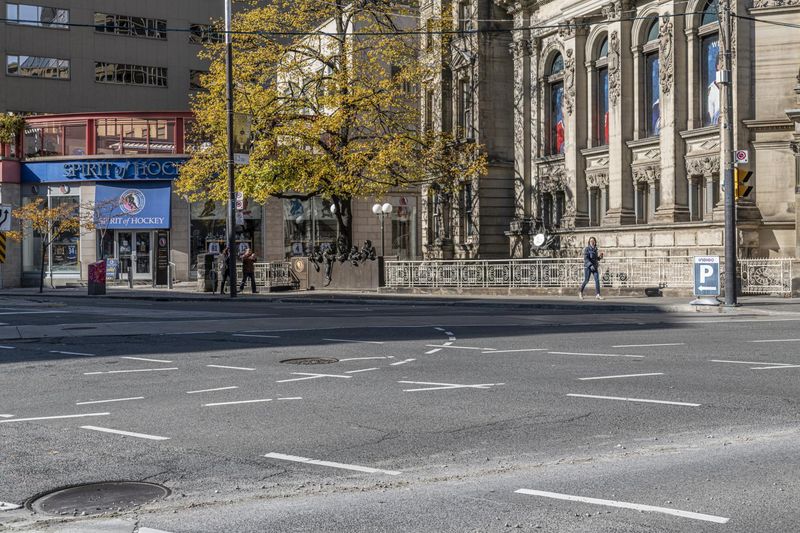 Daylight: A Facade Window in Downtown Toronto HDRi Maps and Backplates