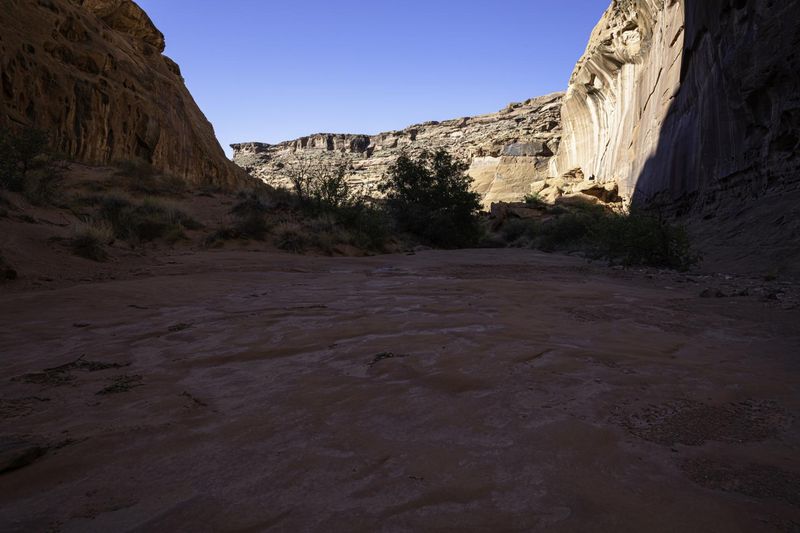 Daytime Landscape in Utah: Low Clear Skies HDRi Maps and Backplates