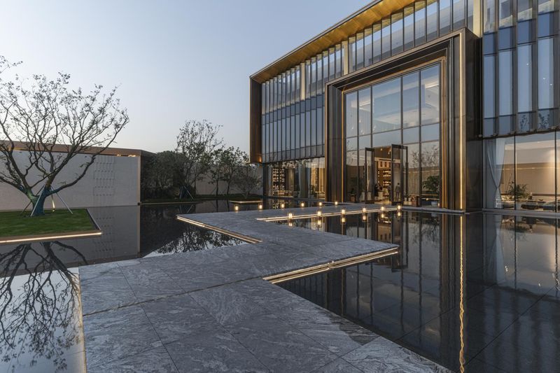 Design Hotel: Clear Sky and Reflecting Water HDRi Maps and Backplates