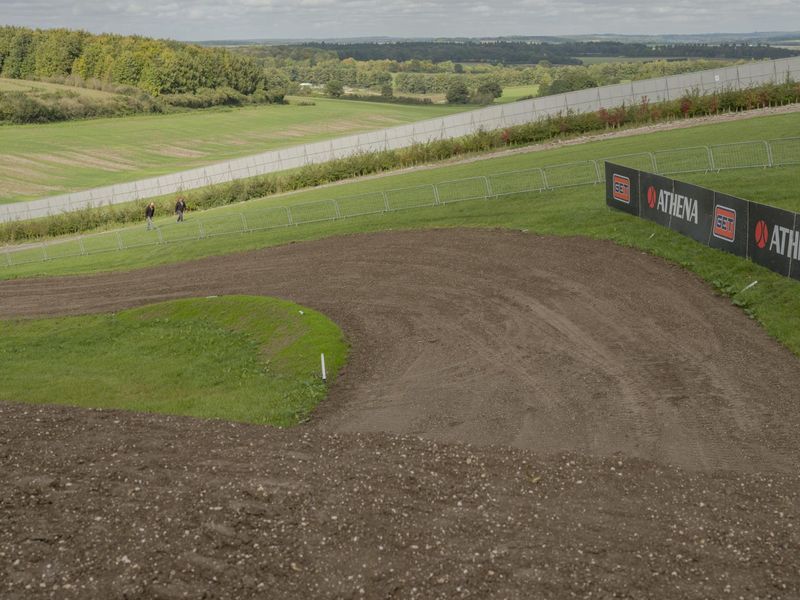 Dirt Track UK: Explore the Lush Green Fields HDRi Maps and Backplates