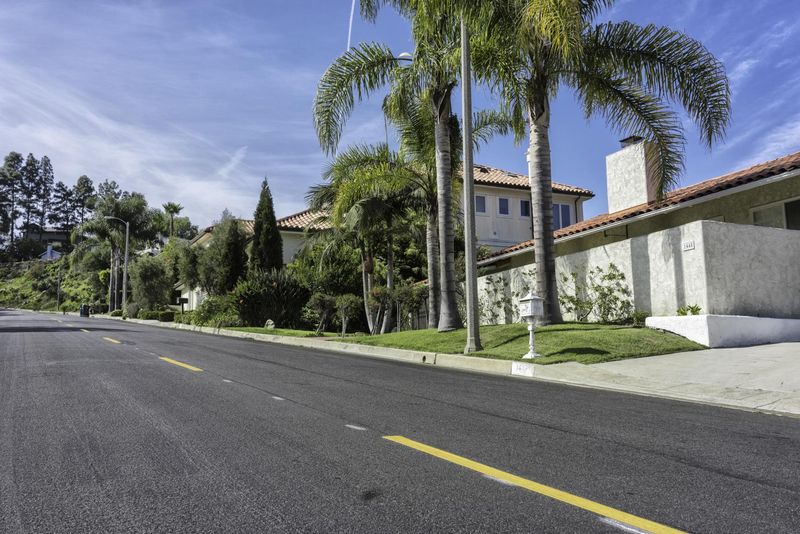 Empty Residential Neighborhood in Los Angeles HDRi Maps and Backplates