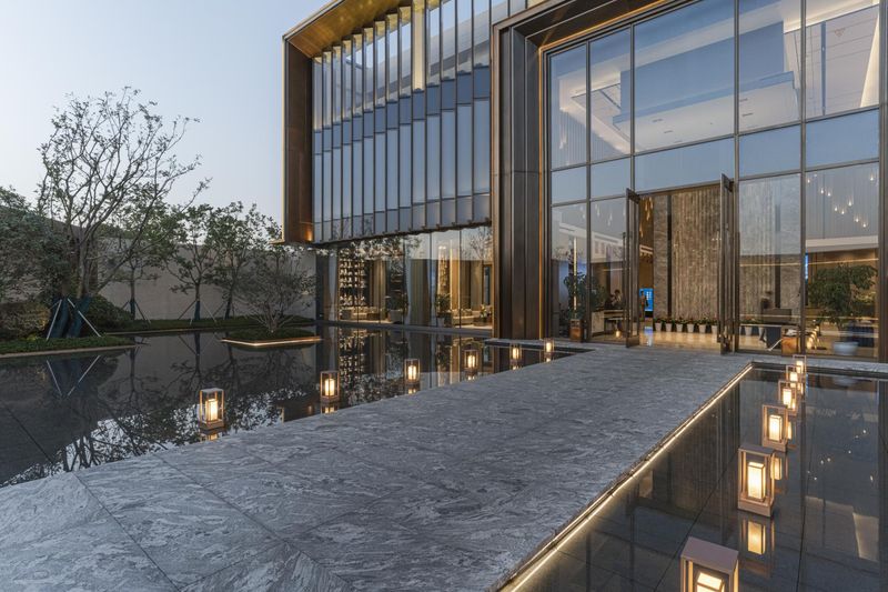 Glass Walls with Mirrored Surface Reflection HDRi Maps and Backplates