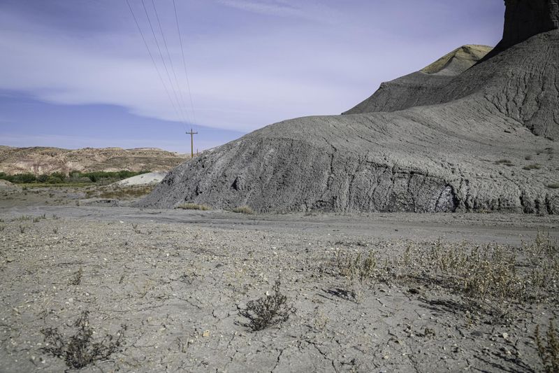 Highland Plain: Asphalt Road in Utah HDRi Maps and Backplates