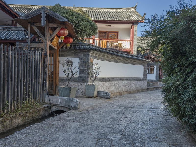 Exploring the Historic Town of Lijiang, China: Cobblestone Roads and ...