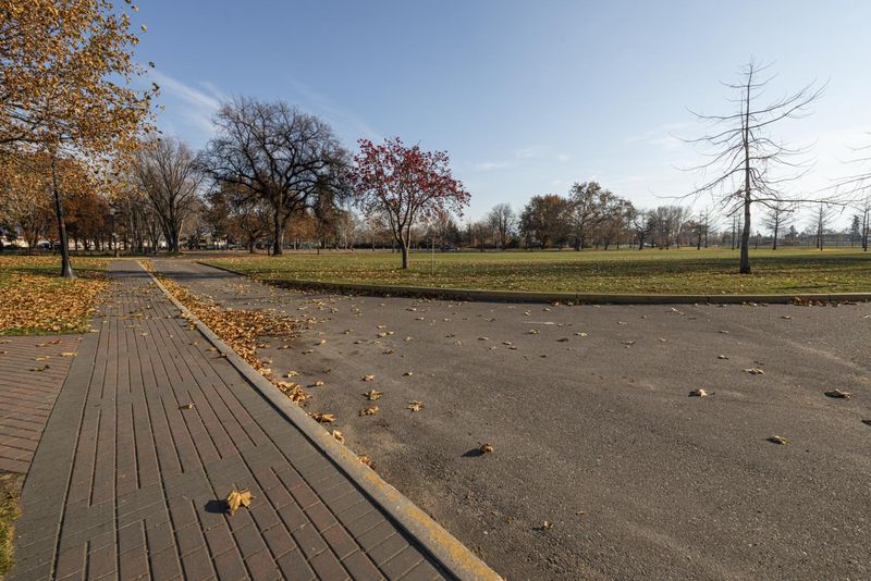 Kelowna City Park: Vibrant Fall Colors in Canada - HDRi Maps and Backplates