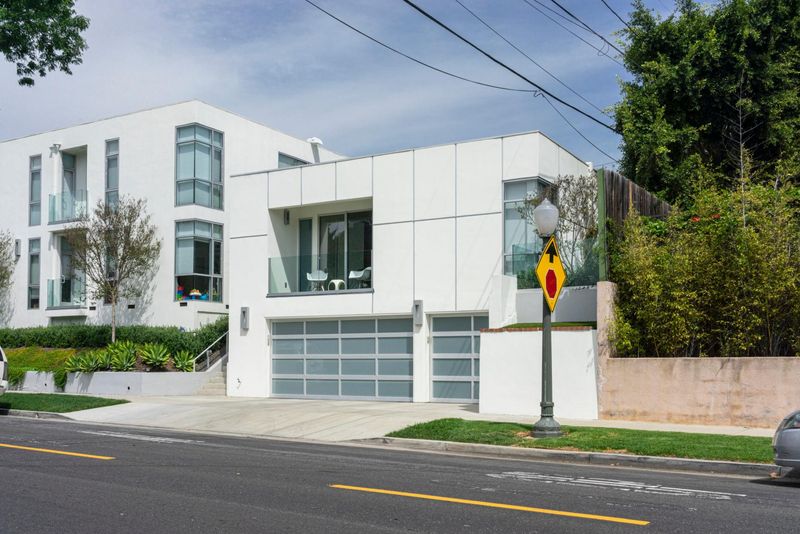 Los Angeles Residential Area with Modern Building HDRi Maps and Backplates