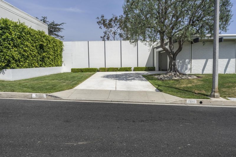 Suburban Road in Los Angeles: Embracing Modern Architecture HDRi Maps ...