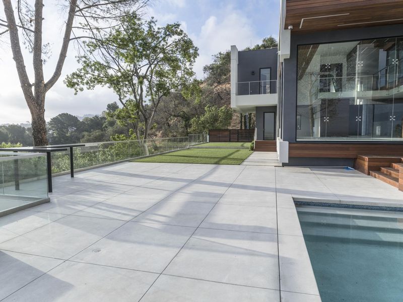 Los Angeles Villa with Green Garden HDRi Maps and Backplates