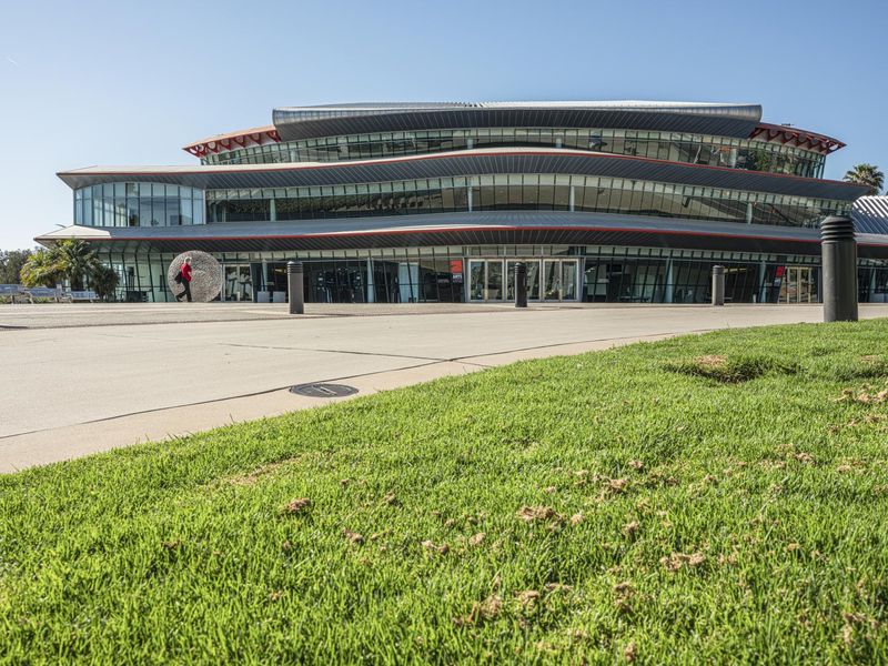 Low Building: Architecture in Los Angeles HDRi Maps and Backplates