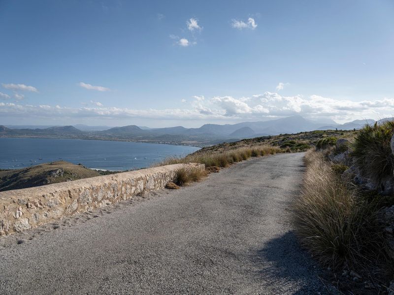 Mallorca Valley Landscape: Clear Sky and Stunning Views