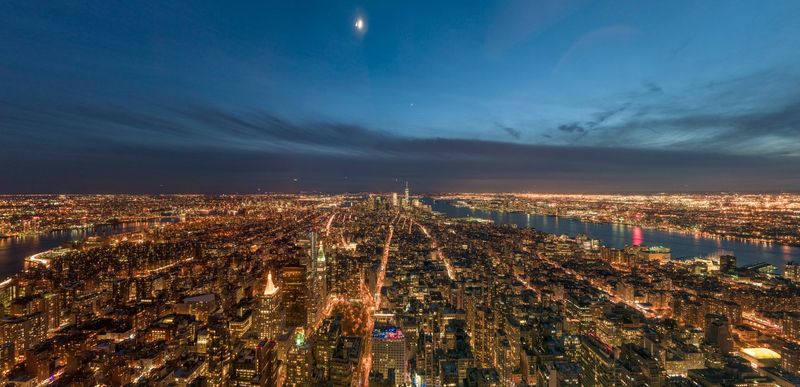 Manhattan, New York: Cityscape with Skyline HDRi Maps and Backplates