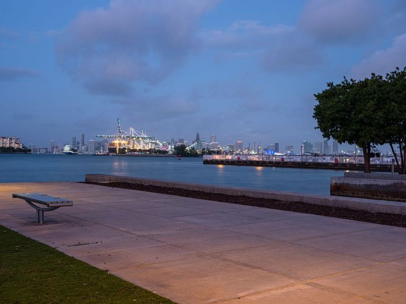 Miami Sunrise: Cityscape of the Vibrant City - HDRi Maps and Backplates