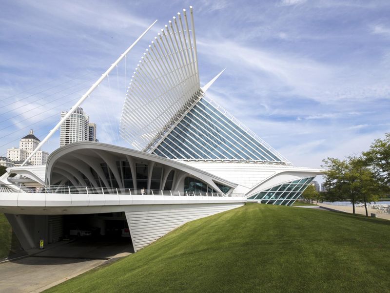 Milwaukee Urban Architecture: A Skyscraper in the Metropolitan Area ...