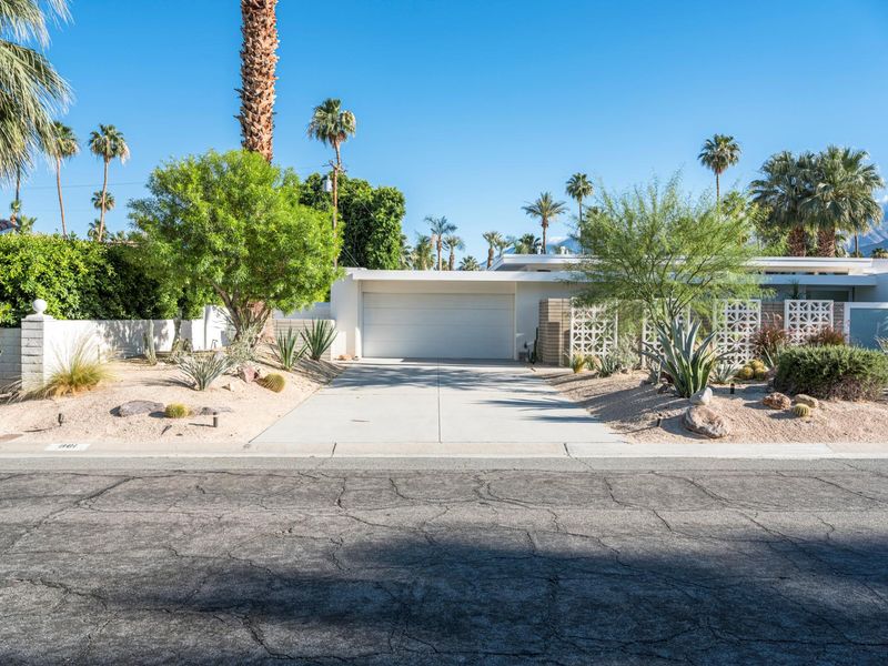 Modern Villa in Palm Springs with Palm Tree and Clear Sky HDRi Maps and ...