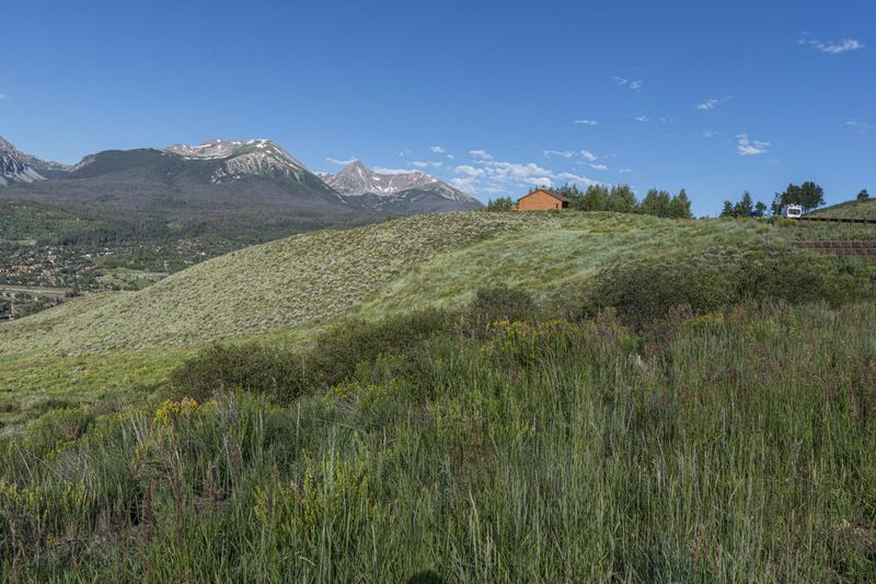 Mountain View in Colorado: A Clear Sky Day - HDRi Maps and Backplates