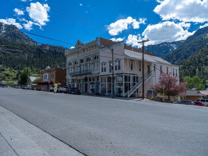 Ouray, Colorado: Road lined with Shopping HDRi Maps and Backplates