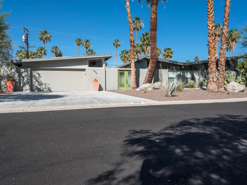 Palm Tree Entry: Modern Architecture Home HDRi Maps and Backplates