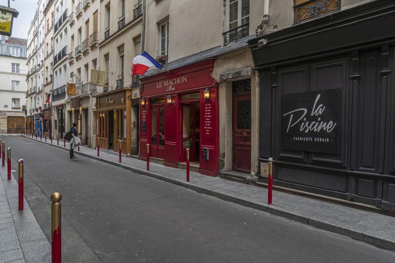 Paris City: Architecture at Dawn HDRi Maps and Backplates