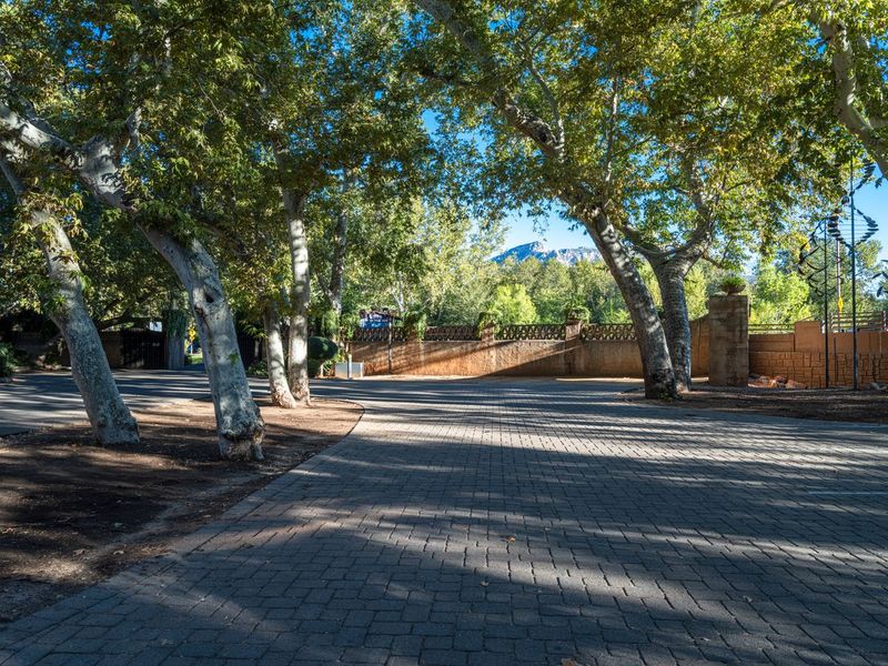Greenery and Urban Design in Sedona, Arizona - HDRi Maps and Backplates