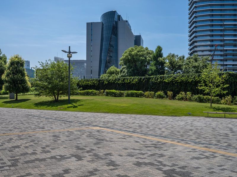 Tokyo: Clear Sky Day in the Urban Landscape HDRi Maps and Backplates