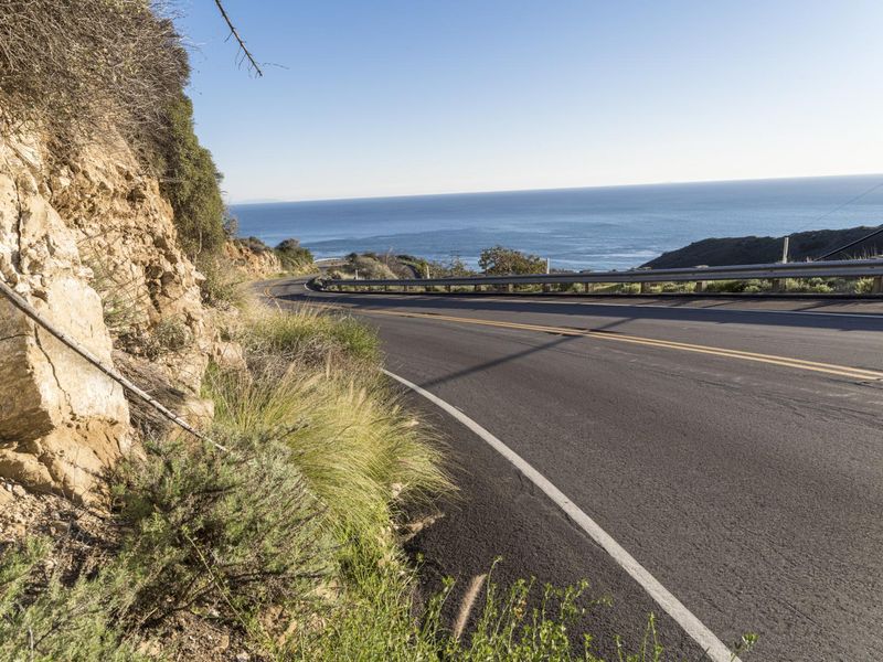 USA Highway: Smooth Asphalt and Clear Skies HDRi Maps and Backplates