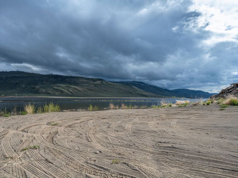 USA Nature: An Open Space with Beach and Lake HDRi Maps and Backplates