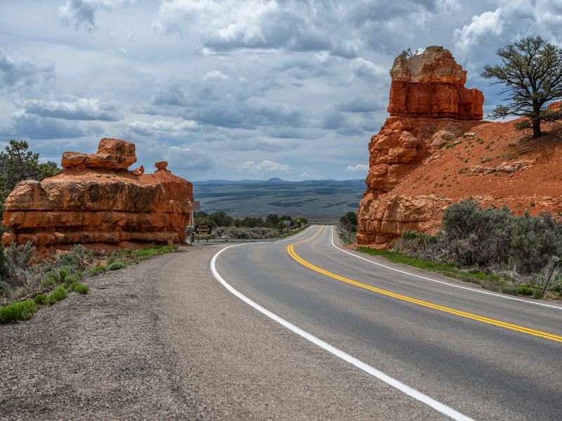 USA Road: Red Rock Mountains of Scenic Utah - HDRi Maps and Backplates