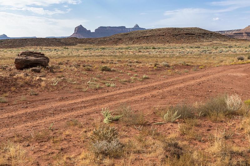 USA: Utah Dirt Road through Desert Mountain HDRi Maps and Backplates