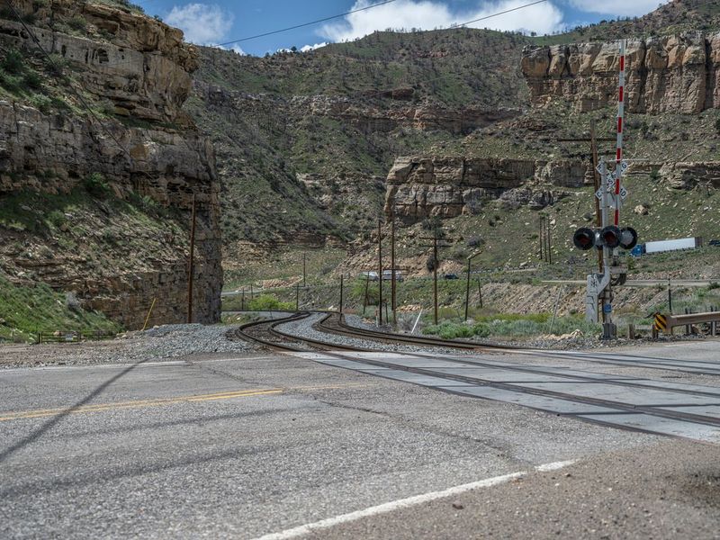 Utah's Asphalt Road: Clear Sky and Nature HDRi Maps and Backplates