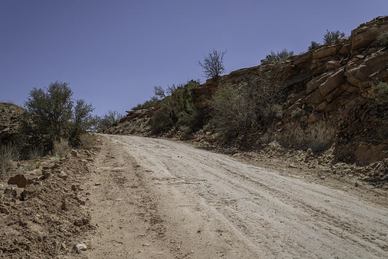 Utah Desert: Rugged Slope under Clear Sky - HDRi Maps and Backplates